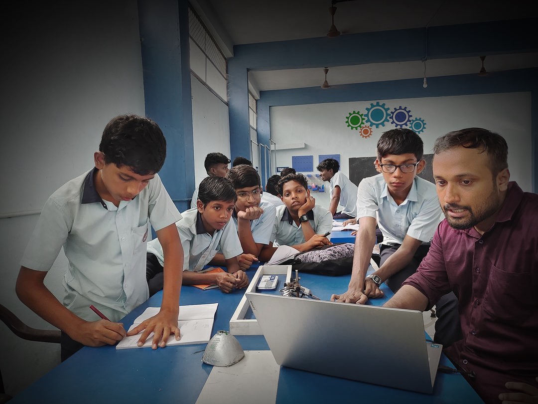 Career-focused robotics training courses for engineers